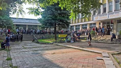 Пенсионери от Северозапада извиха дълги опашки за увеличените пенсии снимки