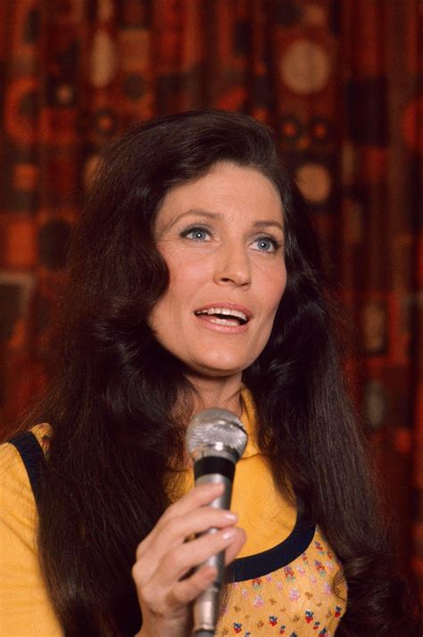Young Loretta Lynns Candid Moments Captured In Heartwarming Photos
