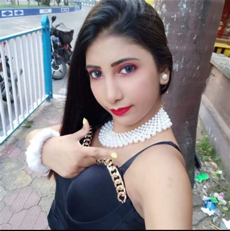 Good Looking Indian Chicks Love Posing In Various Scenes Photos