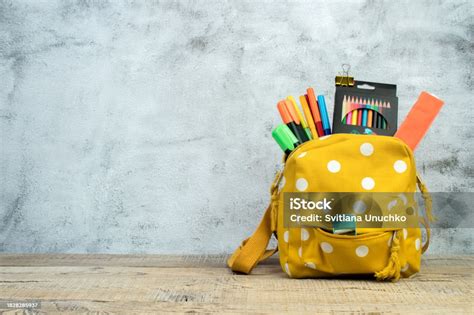 테이블 위에 다양한 컬러풀한 문구류가 있는 배낭 회색 콘크리트 배경입니다 학교로 돌아 가기 0명에 대한 스톡 사진 및 기타 이미지 Istock