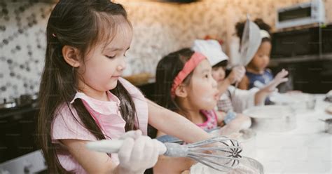 한 무리의 아이들이 부엌에서 빵집을 준비하고 있습니다 쿠키 요리를 배우는 아이들 사진 Unsplash의 웃음 이미지