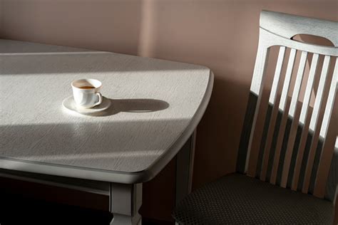 아침에 흰색 테이블에 배치 접시에 뜨거운 음료와 추상 흰색 컵 하드 태양과 그림자 빛에 대한 스톡 사진 및 기타 이미지 빛 찻잔 그림자 Istock