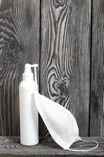 소독 스프레이 및 거즈 페이스 쉴드 바이러스 성 전염병 동안 글로벌 자기 고립 과 격리의 상징 기모 소나무 보드의 배경에 대해 0명에 대한 스톡 사진 및 기타 이미지