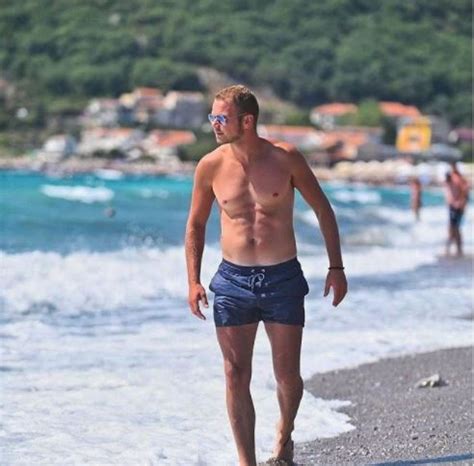 Ig Draško Stanivuković Fotografijom S Plaže Izazvao Buru Komentara Kod Djevojaka Radio Sarajevo