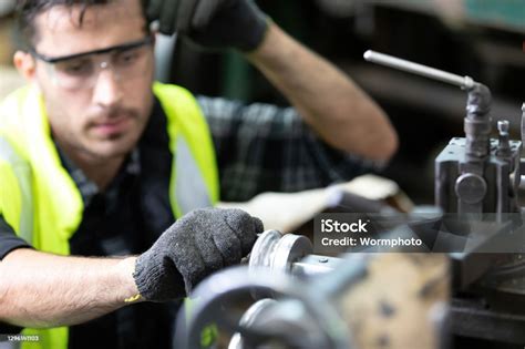 공장에서 기계 작업에 지친 엔지니어 남자 또는 공장 노동자 닫습니다 25 29세에 대한 스톡 사진 및 기타 이미지 25 29세 개념 건설 기계류 Istock