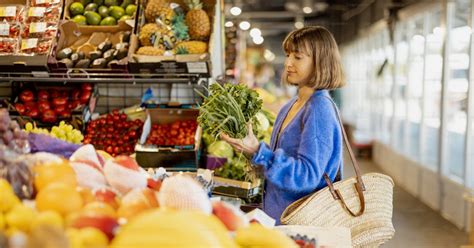 현지 시장에서 채소를 사는 젊은 여성 신선한 현지 날 음식을 쇼핑합니다 지속 가능성과 유기농 현지 음식 개념 사진 Unsplash의 재사용 가능한 가방 이미지