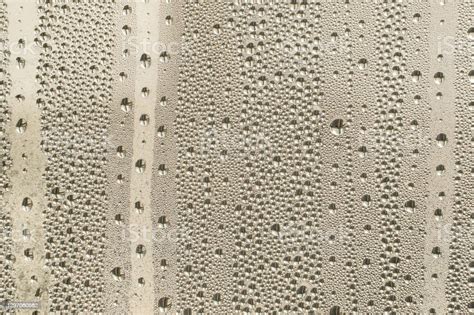 비오는 날씨에 유리에 빗방울 유리에 반짝이는 반짝이는 물 표면 물은 공이나 구체의 형태로 떨어집니다 회색 빗방울 배경 물과 추상적인 배경 장식 0명에 대한 스톡 사진 및