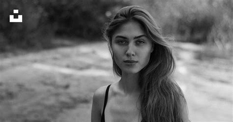 수영복을 입은 여자 사진 Unsplash의 무료 회색 이미지