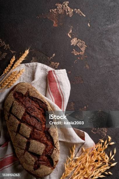 장인의 사워도우 호밀에 갓 구운 수제 빵은 갈색 돌이나 콘크리트 배경에 있습니다 맨 위 보기입니다 음식 요리 배경 공간을 복사합니다 0명에 대한 스톡 사진 및 기타 이미지
