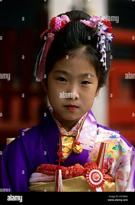 Japan Junges Mädchen Im Kimono Stockfotografie Alamy