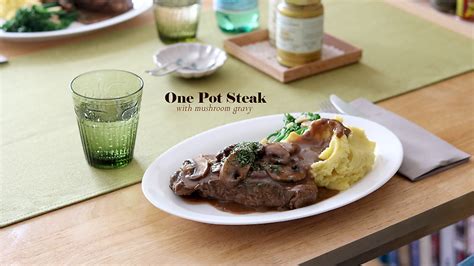 버섯 그레이비 소스 속 원팟 스테이크 One Pot Steak With Mushroom Gravy