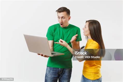 충격된 커플 여자 남자 노란색 녹색 T셔츠 팬 들 축구 축구 공 흰색 배경에 고립 된 Pc 노트북에서 게임을 보고 지원 팀 응원