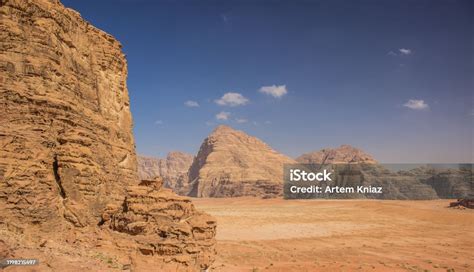 와디 럼 요르단 중동 사막 풍경 모래 계곡 돌 바위 산 전경 및 배경에 둘러싸여 복사 공간 0명에 대한 스톡 사진 및 기타 이미지 Istock
