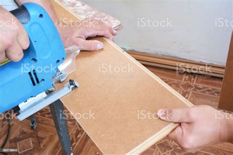 계약자 절단 길이로 바닥 라미네이트 노동자 절단 전기 톱으로 바닥을 라미네이트 2명에 대한 스톡 사진 및 기타 이미지 2명