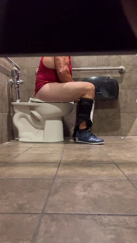 Muscle Guy Takes A Dump Thisvid Com
