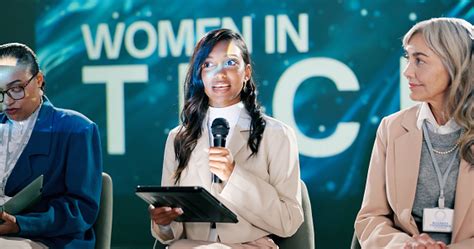 마이크 세미나 및 무대 위의 여성 연사 및 양성 평등 리더십 및 연설에 대한 동기 부여 태블릿 온라인 및 기술 분야의 여성 직원 대화 및 그룹 내 사람을 위한 프레젠테이션