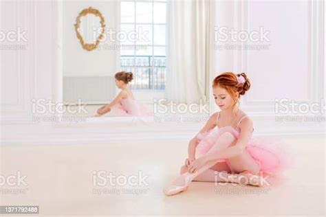 흰색 스튜디오에서 포즈를 취하는 분홍색 투투와 포인테 슈즈를 입은 작은 발레리나 소녀 발레에 대한 스톡 사진 및 기타 이미지