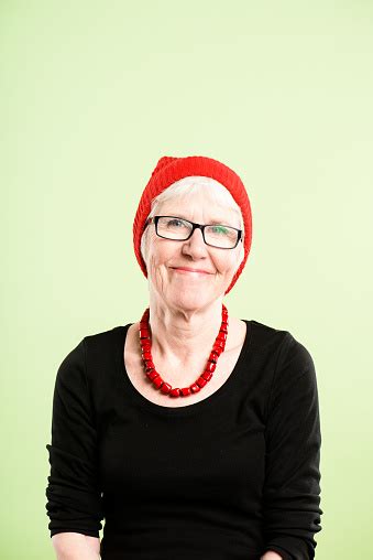 스튜디오에 혼자 앉아 비니를 입고 포즈를 취하는 선배 여성의 샷 60 69세에 대한 스톡 사진 및 기타 이미지 60 69세 65 69세 개성 개념 Istock