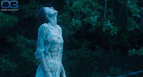 Emma Corrin Nude Pictures Onlyfans Leaks Playboy Photos Sex Scene Uncensored