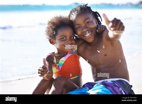Wir lieben den Strand Ein Bruder und eine Schwester zusammen einen Tag am Strand genießen