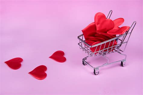 장바구니 안에 빨간 하트 빨간 하트로 가득 찬 미니 트롤리 발렌타인 데이 휴일 결혼식 또는 생일을 분홍색 배경에 인사말 카드 0명에 대한 스톡 사진 및 기타 이미지 Istock