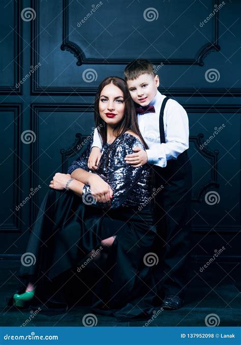 Bella Giovane Madre Con Il Suo Figlio Fotografia Stock Immagine Di