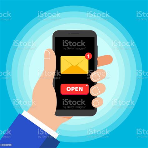 손을 들고 파란색 배경에 고립 된 검은 휴대 전화 새 메시지와 함께 인간의 손에 스마트폰 터치 스크린 및 단추 오픈 플랫 디자인 벡터 일러스트 레이 션에 봉투 폐쇄 개념에