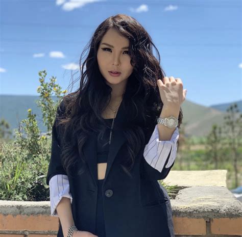 Чацуутнууд А Хишигдалайandselena Gomez