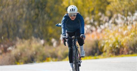 가을 건강 건강한 삶 경쟁적인 자전거 타기 경치가 좋은 교통 길 다이나믹한 도로 도로 자전거 떨어지다 라이딩 레저 레크리에이션 모험 보호 장구