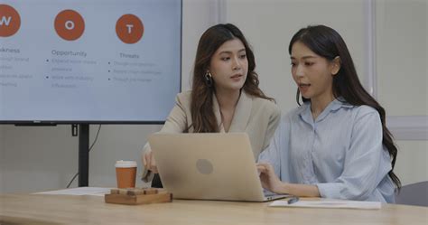 회의실에서 동료를 위해 직장에서 프로젝트 목표 설정 전략을 발표하는 여성 사업가 성공적인 사업 확장을 위한 이벤트 기획 25