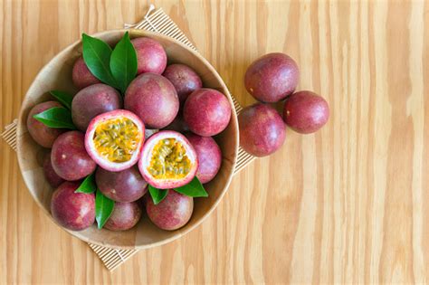 상위 뷰 평면에 나무 테이블에 나무 그릇에 신선한 열정 과일 복사 공간 배경이 나 벽지에 대 한 하다 익은 열정 과일 너무 달 콤 하 고 신 열 대 과일입니다 패션프룻에