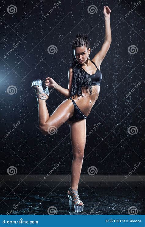 Молодая сексуальная женщина Стоковое Фото изображение насчитывающей влажно чувственность