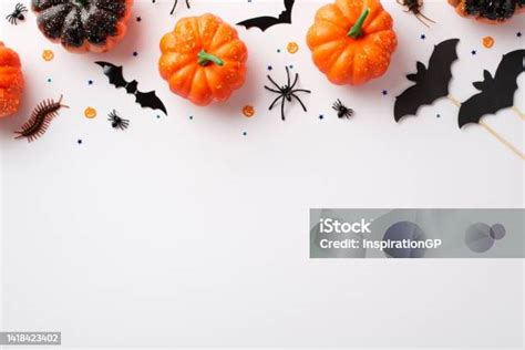 할로윈 파티 장식 개념 호박 박쥐 실루엣 거미 지네와 색종이의 상단보기 사진 카피 스페이스가있는 고립 된 흰색 배경에 10월에 대한 스톡 사진 및 기타 이미지 Istock