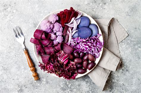 나선형 당근 콜리플라워 무 우 양파 감자 났습니다 붉은 양배추 Radicchio 샐러드 칼라 마 타 올리브와 보라색 부처님 그릇 채식주의 해독 야채 그릇 0명에 대한 스톡