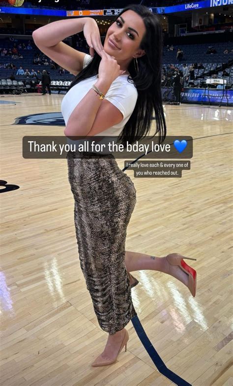 KJ Wright Memphis Grizzlies Reporter (January 2024) : r/CurvyNewsWomen