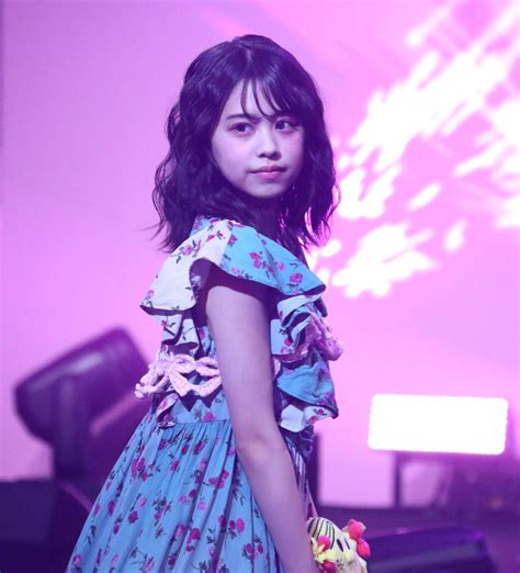 梶原叶渚： カジサック”の長女、花柄ワンピースで春らしく クールな表情も