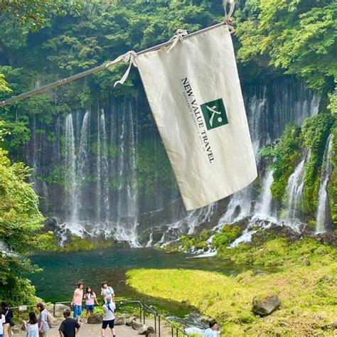 New Японы Фүжи уулын ойролцоо орших өндөр нь 20м өргөн нь 150м орчим үргэлжлэх үзэсгэлэнт