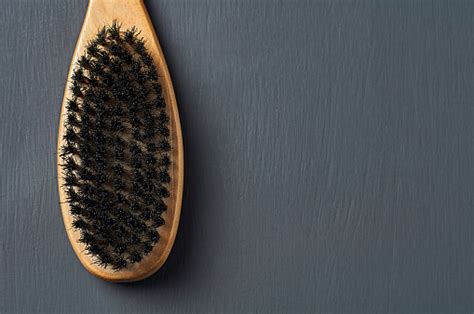 옷이나 신발을 청소하기위한 나무 손잡이가있는 브러시 한 개는 욕실의 어두운 콘크리트 책상에 놓여 있습니다 맨 위 보기 텍스트를 위한 공간 가정 생활에 대한 스톡 사진 및