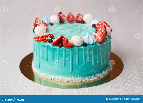 Torta Turquesa Y Azul Con Fresas Merengue Y Caramelos Imagen De