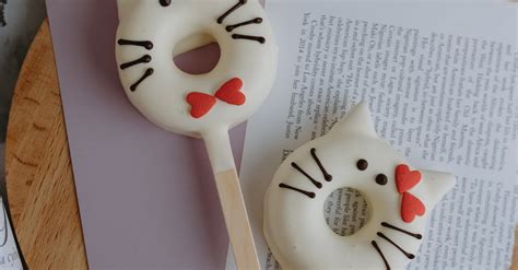 실내 고양이 고양이 모양 귀여운 기발한 단 것 달콤한 도넛 디저트 리본 목조 판자 밝은 톤 사랑스러운 사탕 생일 수염 수제 스낵 아이싱