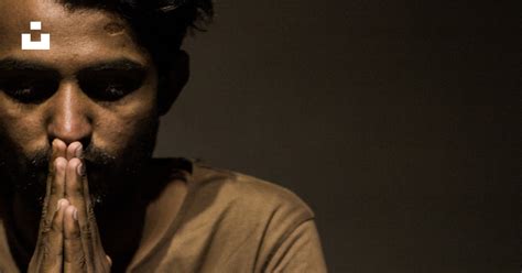 베이지색 크루넥 셔츠와 파란색 빛바랜 청바지를 입고 명상하는 남자 사진 Unsplash의 무료 검정 이미지