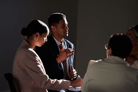 사업가 창업 회사 또는 사무실 통합에 대한 아이디어 목표 또는 비전을 가진 회의 및 리더 파트너십 계획 및 혁신 전략 또는 협상에서 팀의 협업 20 24세에 대한 스톡 사진