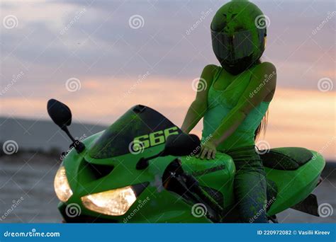 неузнаваемая женщина на мотоцикле на закате Стоковое Фото изображение насчитывающей