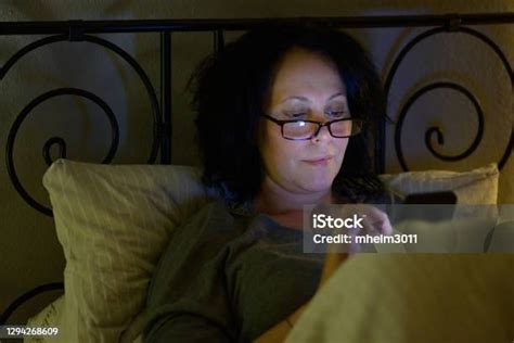 밤에 침대에서 그녀의 모바일을 사용하여 히스패닉 여자 밤 하루 시간대에 대한 스톡 사진 및 기타 이미지 밤 하루 시간대 성년 여자 전화 Istock