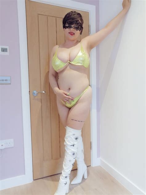 小さなビキニの中の成熟した女性 ポルノ写真カテゴリ