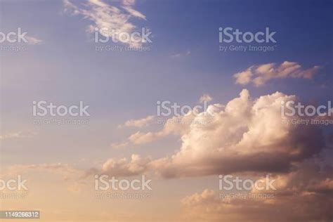 크고 무거운 구름이 천천히 파란 아름 다운 하늘을 가로질러 떠 있습니다 멋진 풍경과 전망 흰 구름과 푸른 하늘입니다 0명에 대한