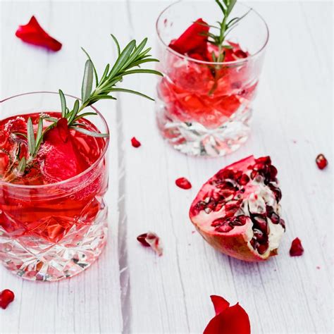 Flavorful 가벼운 건강 건강한 고명 과일 과즙이 많은 로즈마리 맛 모임 목조 테이블 무알콜 봄