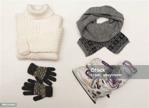 아름다움 옷 배치와 모자 장갑 스웨터 스카프 및 평면 위치 최고 보기를 스케이트 Youth Organization에 대한 스톡 사진 및 기타 이미지 Youth
