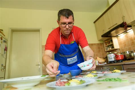 Plébános Bácskai Batyuval Paskó Csaba A SzÍv Jezsuita Magazin Legújabb Számában