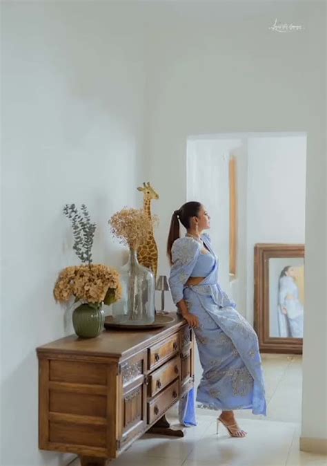 දිනක්ශි නිල්පාට ඔසරියට කොහොමද කියාගෙන යමු බලන්න Youtube